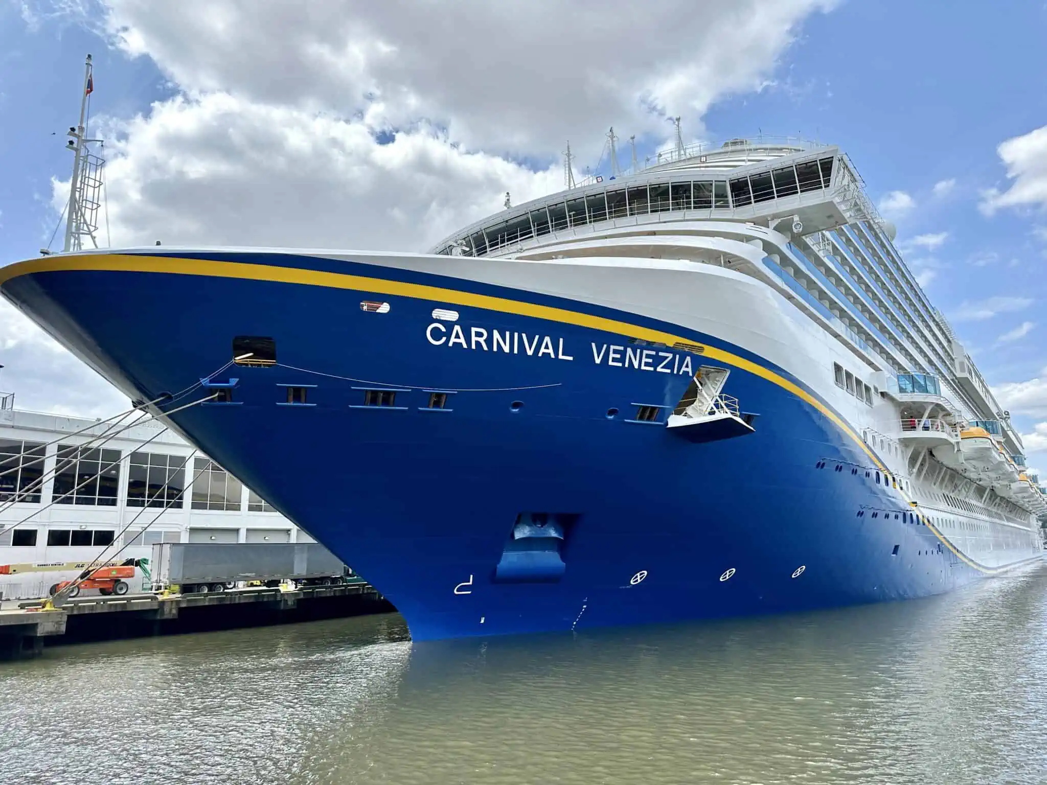 Carnival Venezia Review: Info on Bars, Restaurants, Cabins